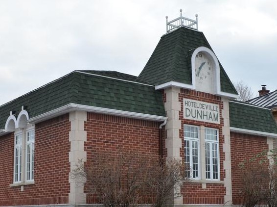 La Ville de Dunham reçoit un don de mobilier - Le Guide