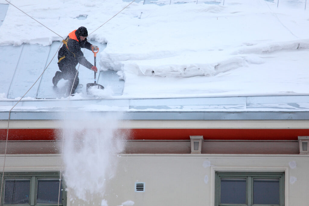Pourquoi faire appel à un couvreur pour le déneigement de votre toiture ...